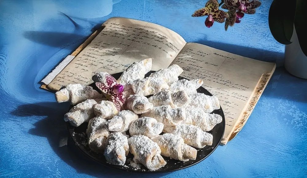 Shortcrust Crescent Cookies with Turkish Delight